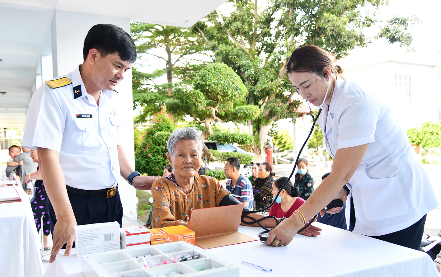 Mỗi viên thuốc - một tấm lòng - Báo Hải quân Việt Nam